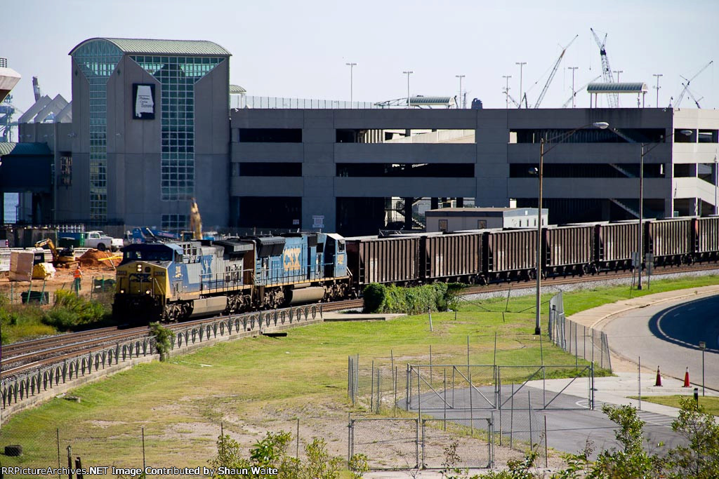 CSX 314 + 4830 slow through downtown Mobile with the cruise ship terminal in the background